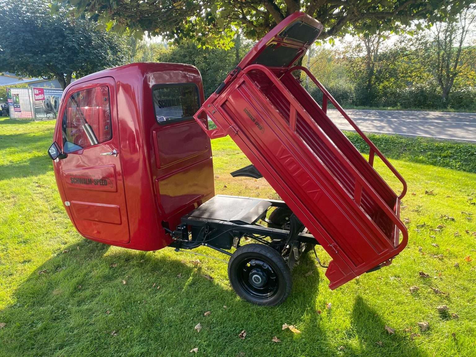 3-Rad E-Pritsche/Kipper PRO mit 3,9KW Power und GFK-Kabine – Greenspeed